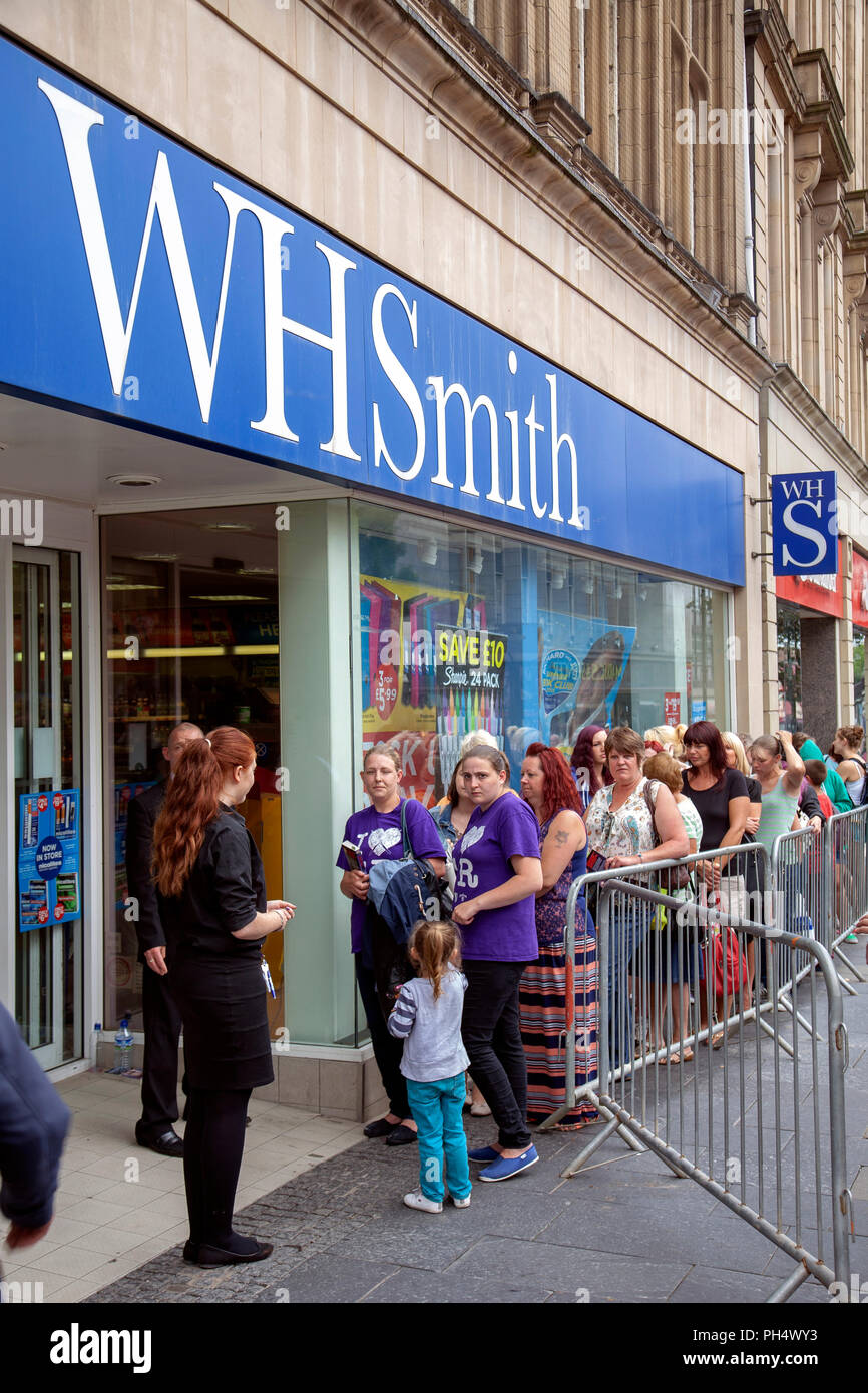 People waiting behind barrier hi-res stock photography and images - Alamy