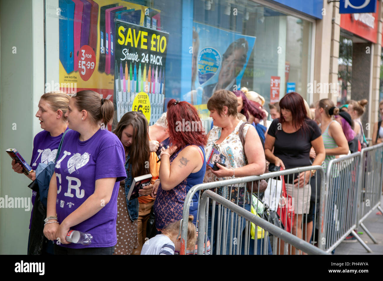 Queueing to meet magician dynamo hi-res stock photography and images ...