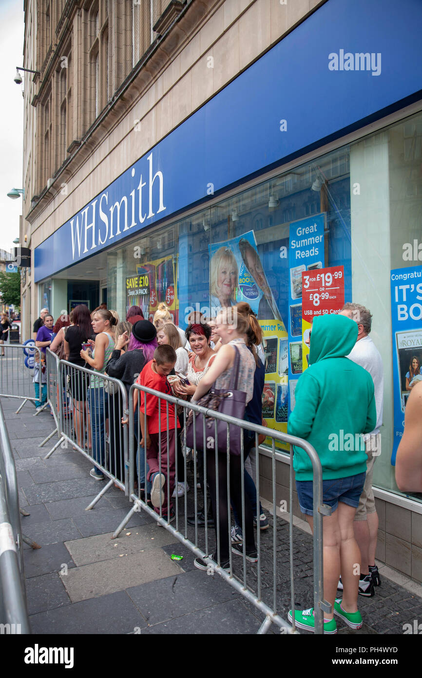 People queueing to meet magician Dynamo appearing at WH Smith in ...