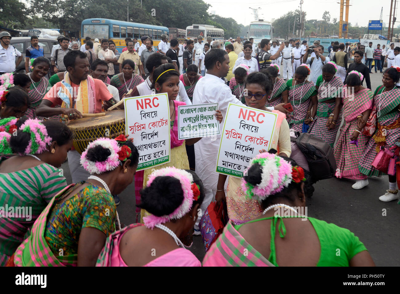 Kolkata, India. 30th Aug, 2018. Activist from tribal community ...