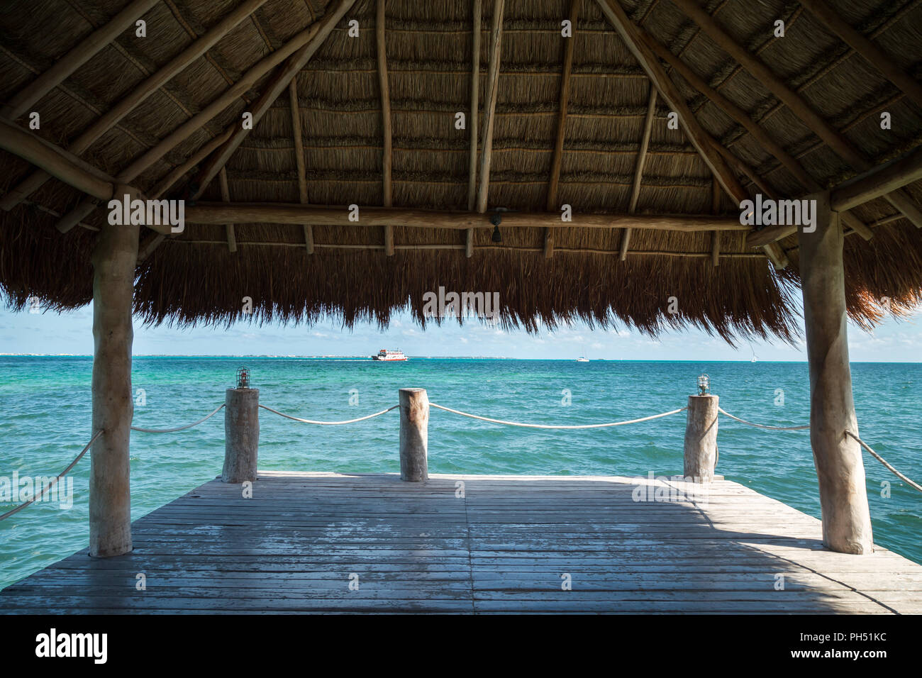 Caribbean sea water wooden pier hi-res stock photography and images - Alamy