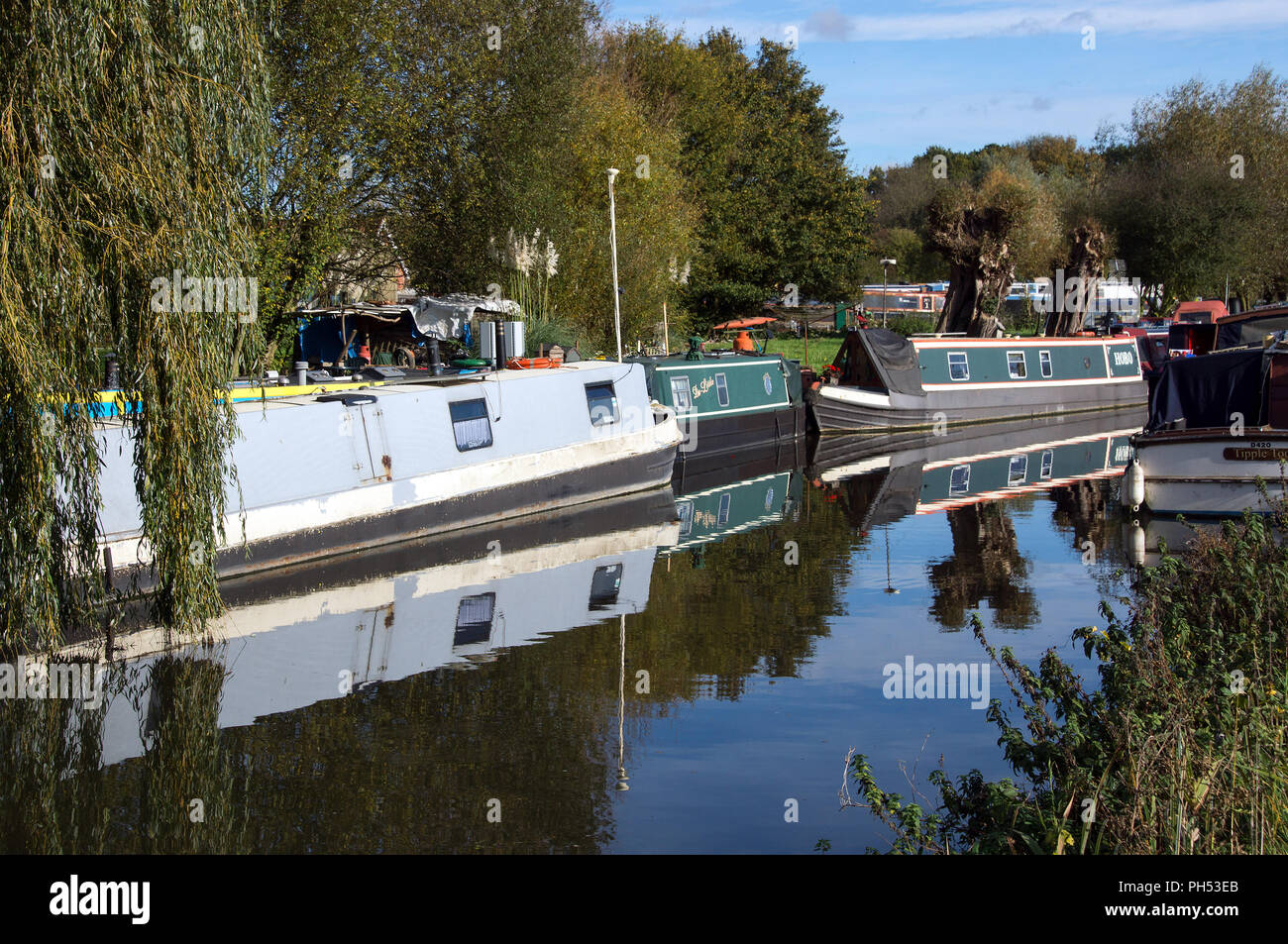Hertfordshire canal hi-res stock photography and images - Alamy