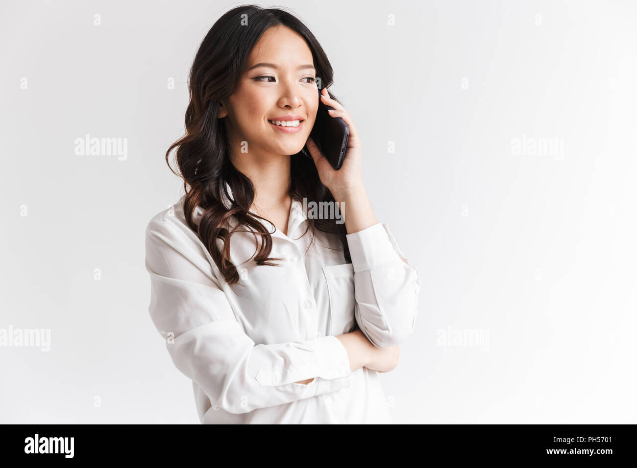 Photo closeup of beautiful chinese woman with long dark hair holding ...
