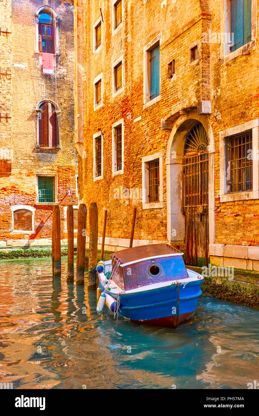 Old boat italy hi-res stock photography and images - Alamy