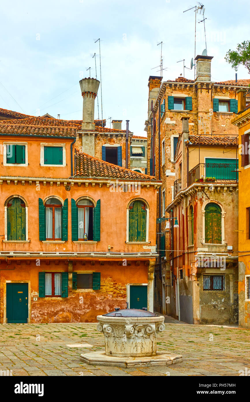 Small square in venice hi-res stock photography and images - Alamy