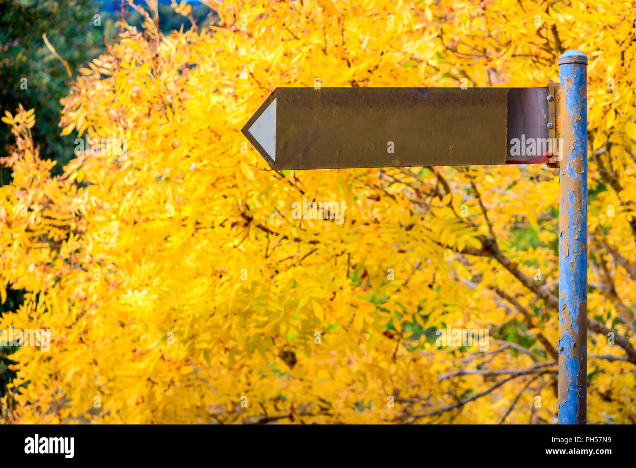 Old and rusty arrow sign pointing direction to left Stock Photo - Alamy