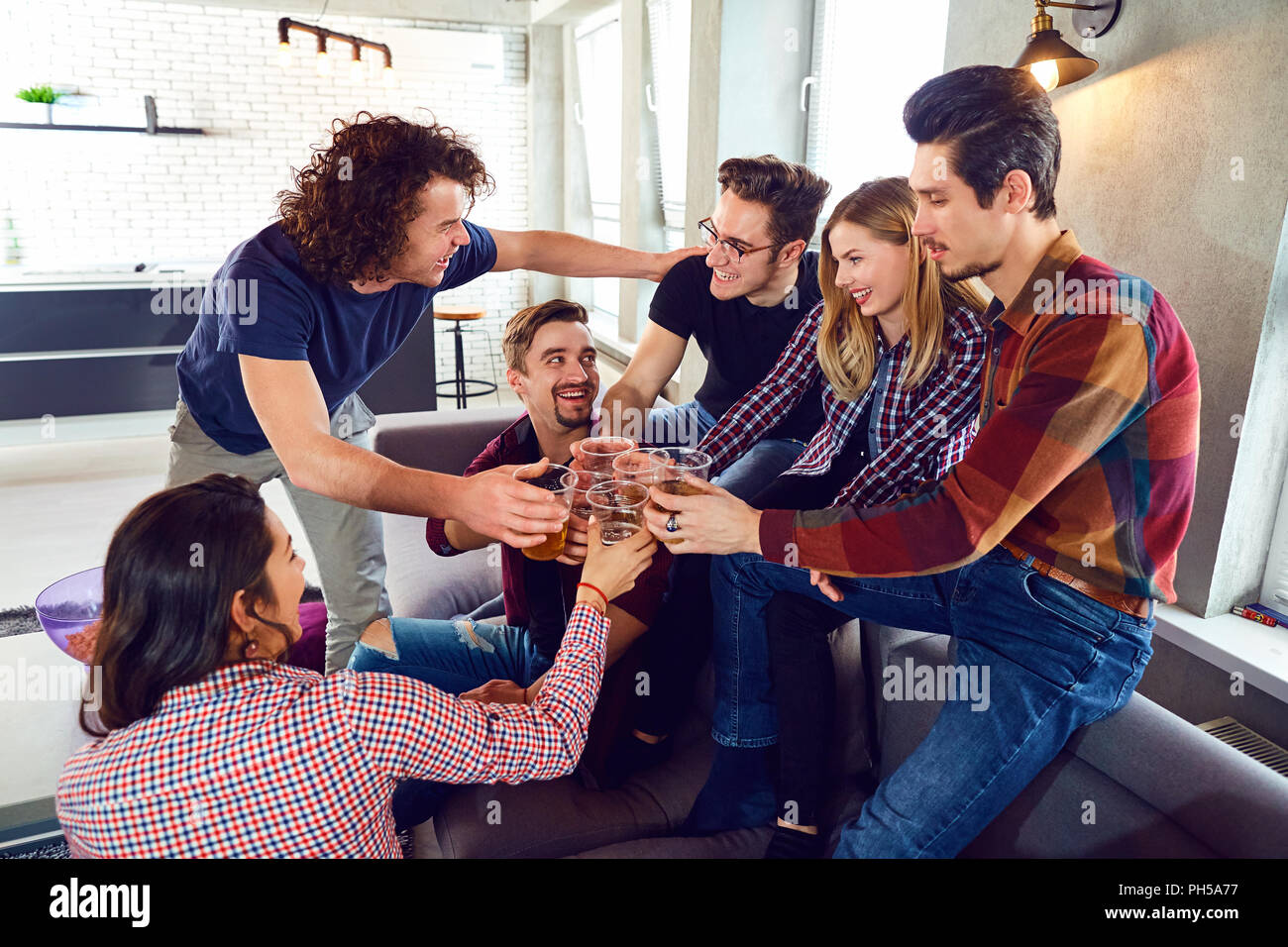 Group of people drinking alcohol hi-res stock photography and images ...