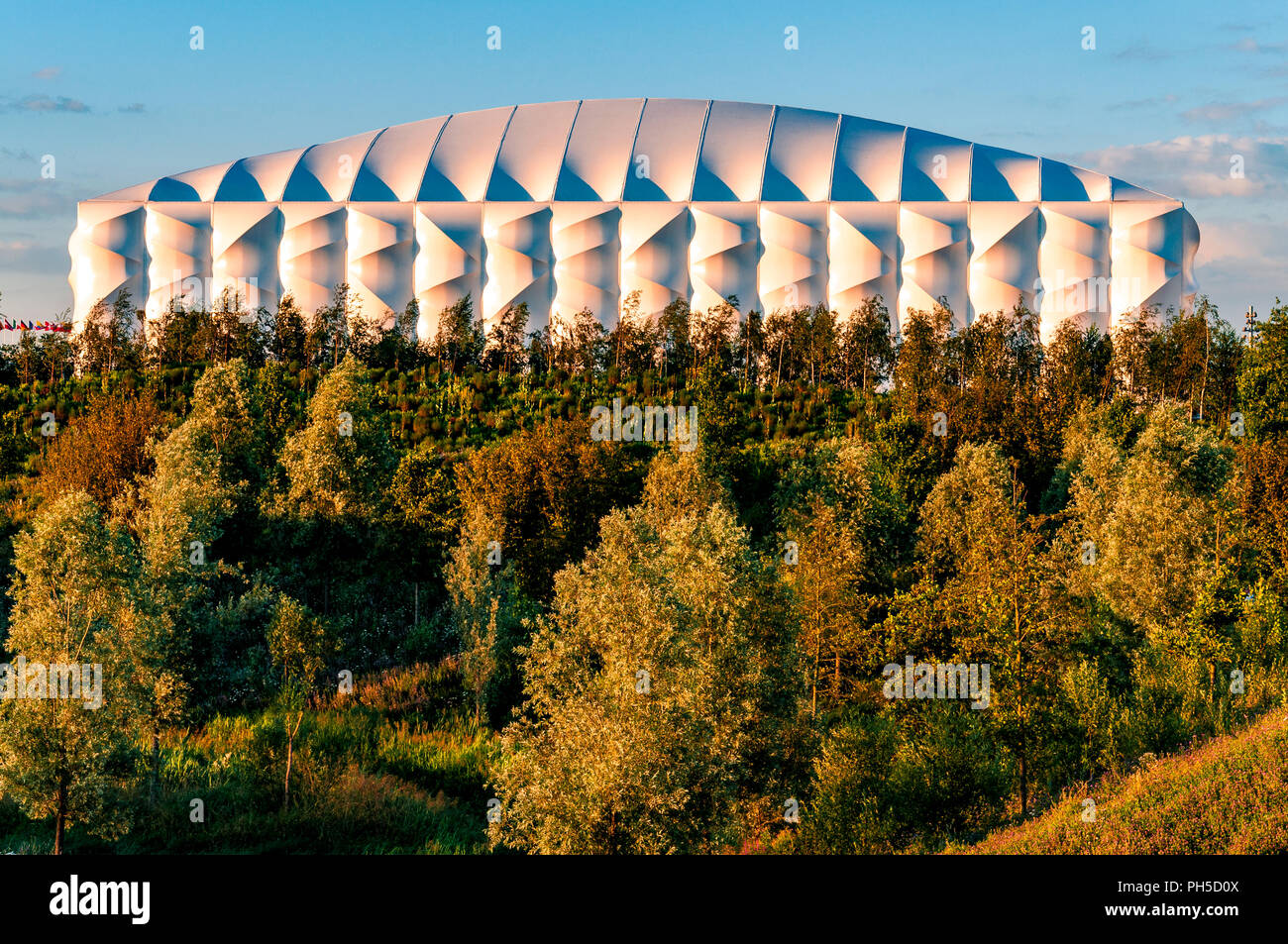 Basketball arena london exterior hi-res stock photography and images ...