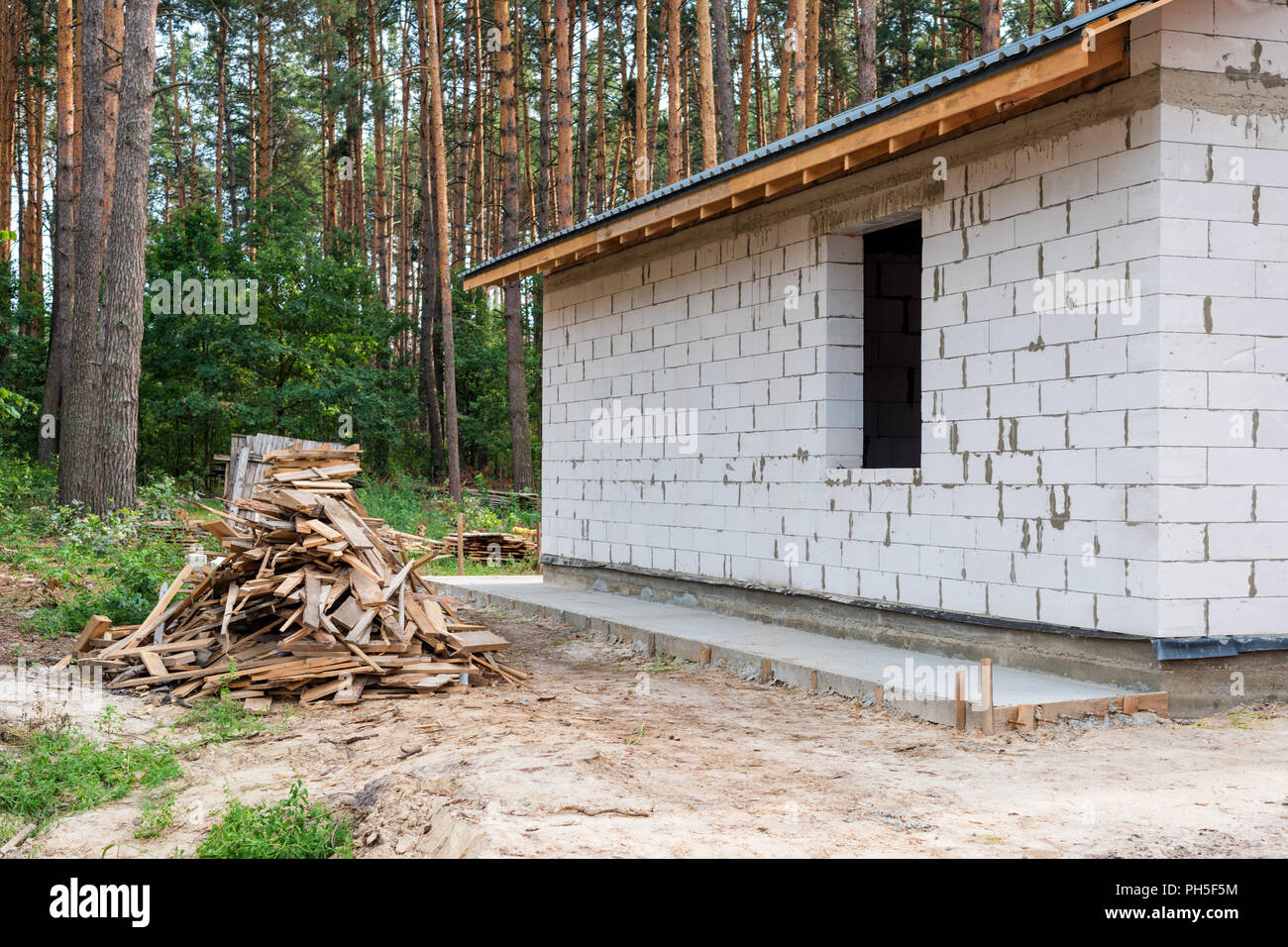 Building a house. Unfinished brick house in progress Stock Photo - Alamy
