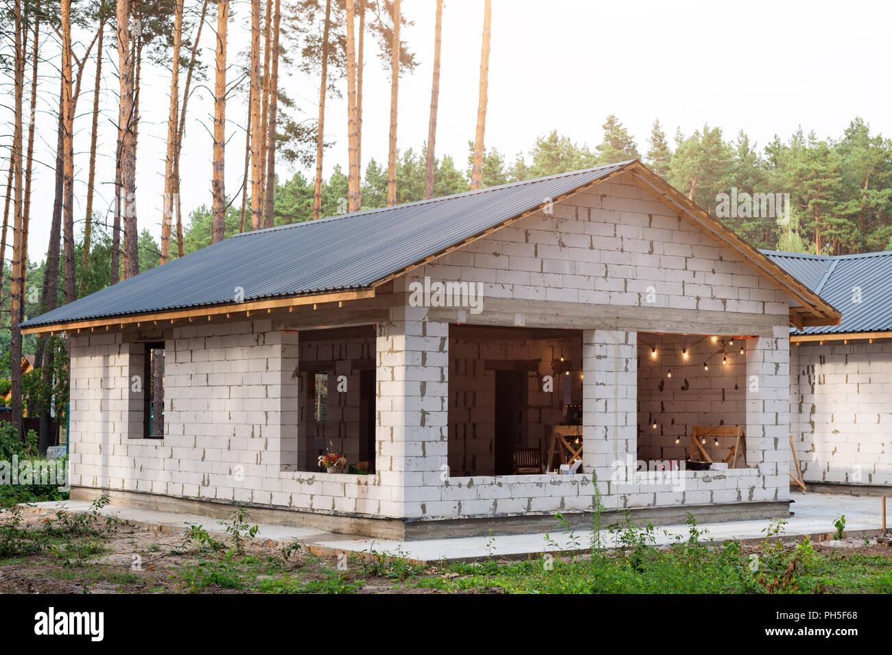 Building a house. Unfinished brick house in progress Stock Photo - Alamy