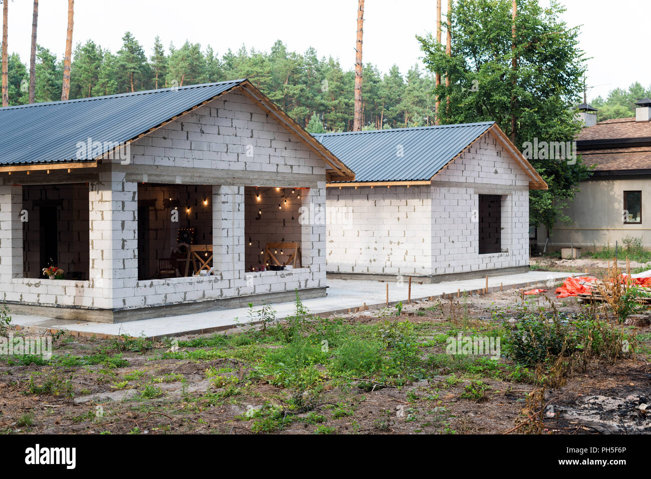 Building a house. Unfinished brick house in progress Stock Photo - Alamy