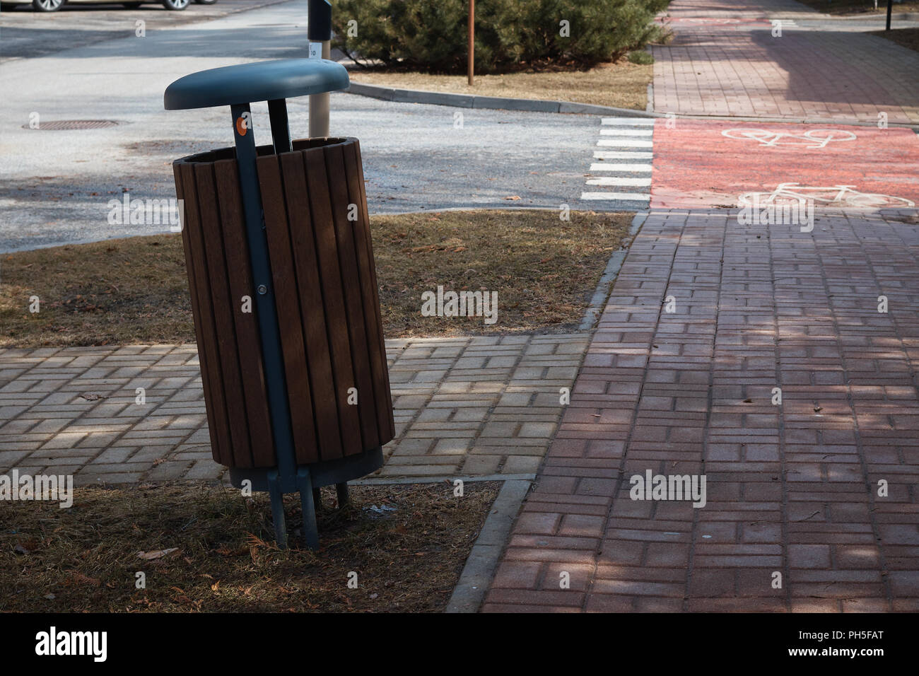 The litter bin in public park and litter around Stock Photo - Alamy