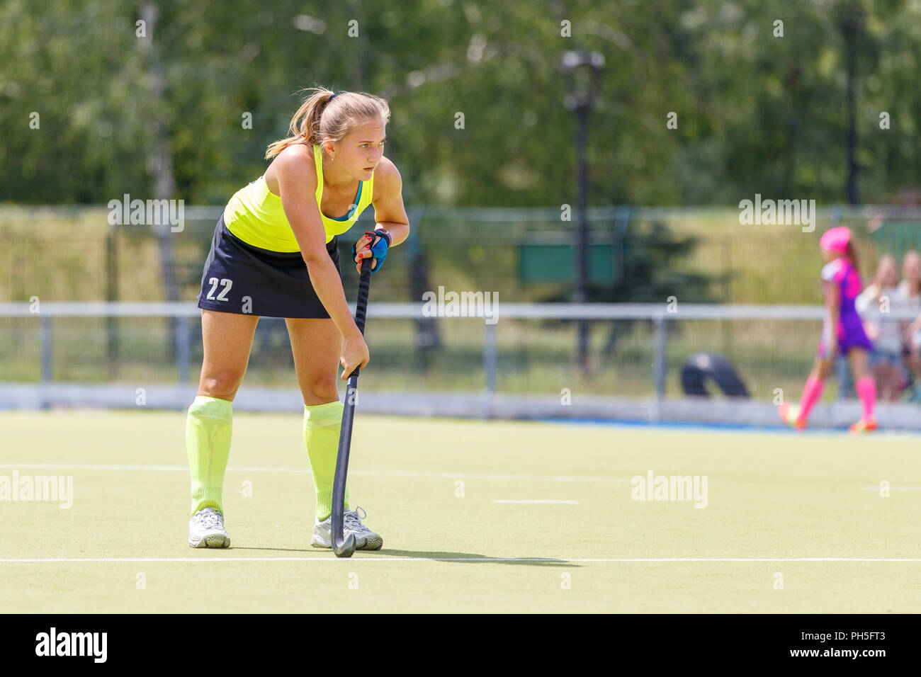 Girl playing field hockey hi-res stock photography and images - Alamy