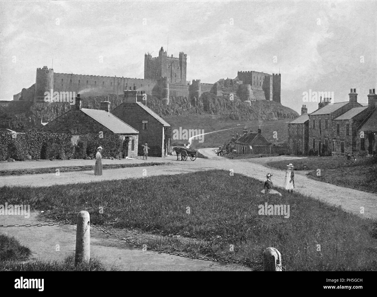 Bamborough castle hi-res stock photography and images - Alamy