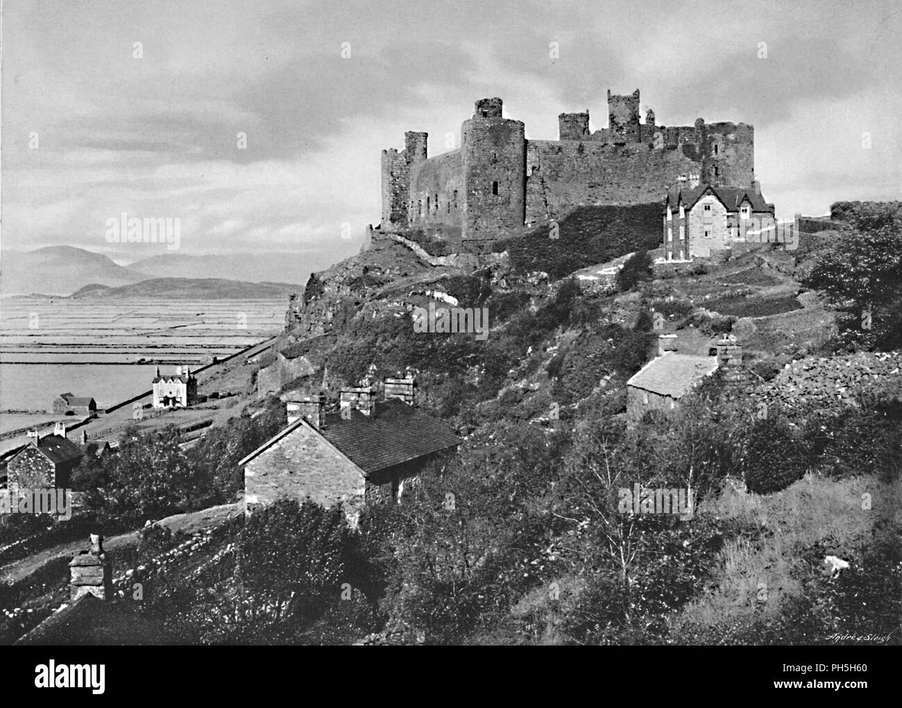 Harlech castle sea hi-res stock photography and images - Alamy