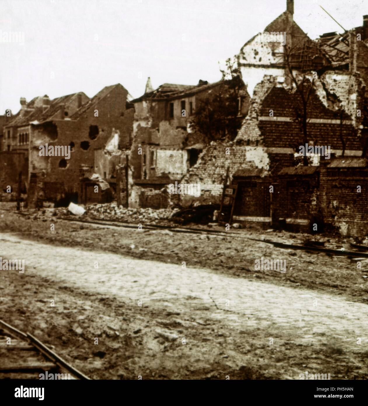 Bombed out buildings hi-res stock photography and images - Alamy