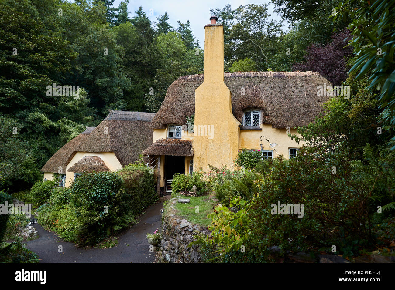 Traditional English Cottage Stock Photos & Traditional English Cottage ...