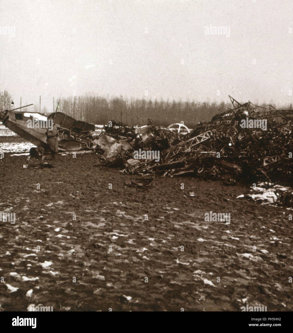Crashed zeppelin airship hi-res stock photography and images - Alamy