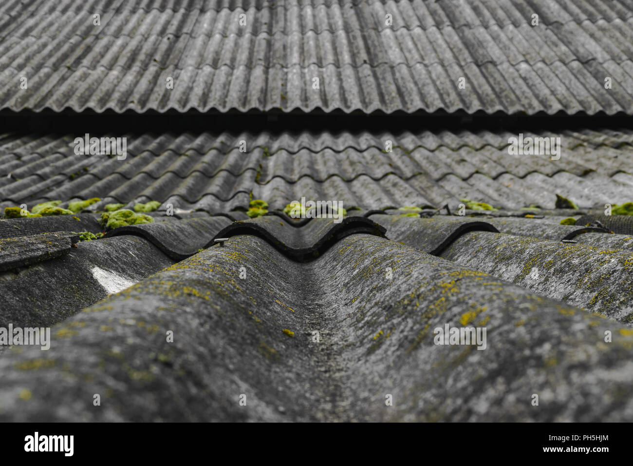 Wavy shingles hi-res stock photography and images - Alamy