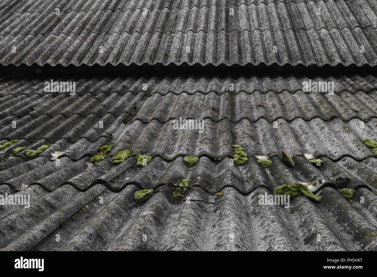 Wavy shingles hi-res stock photography and images - Alamy