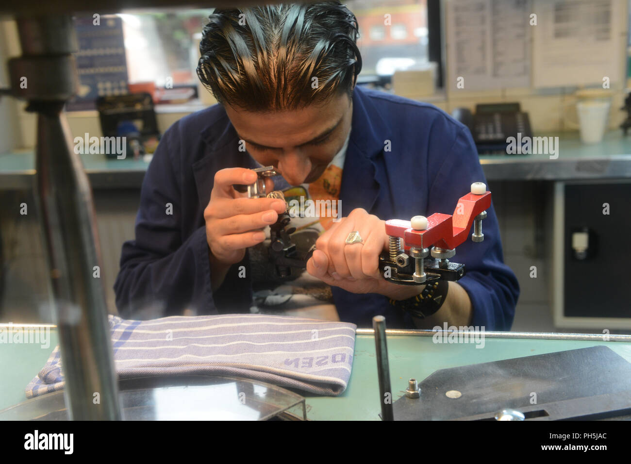 Inspecting diamonds hi-res stock photography and images - Alamy