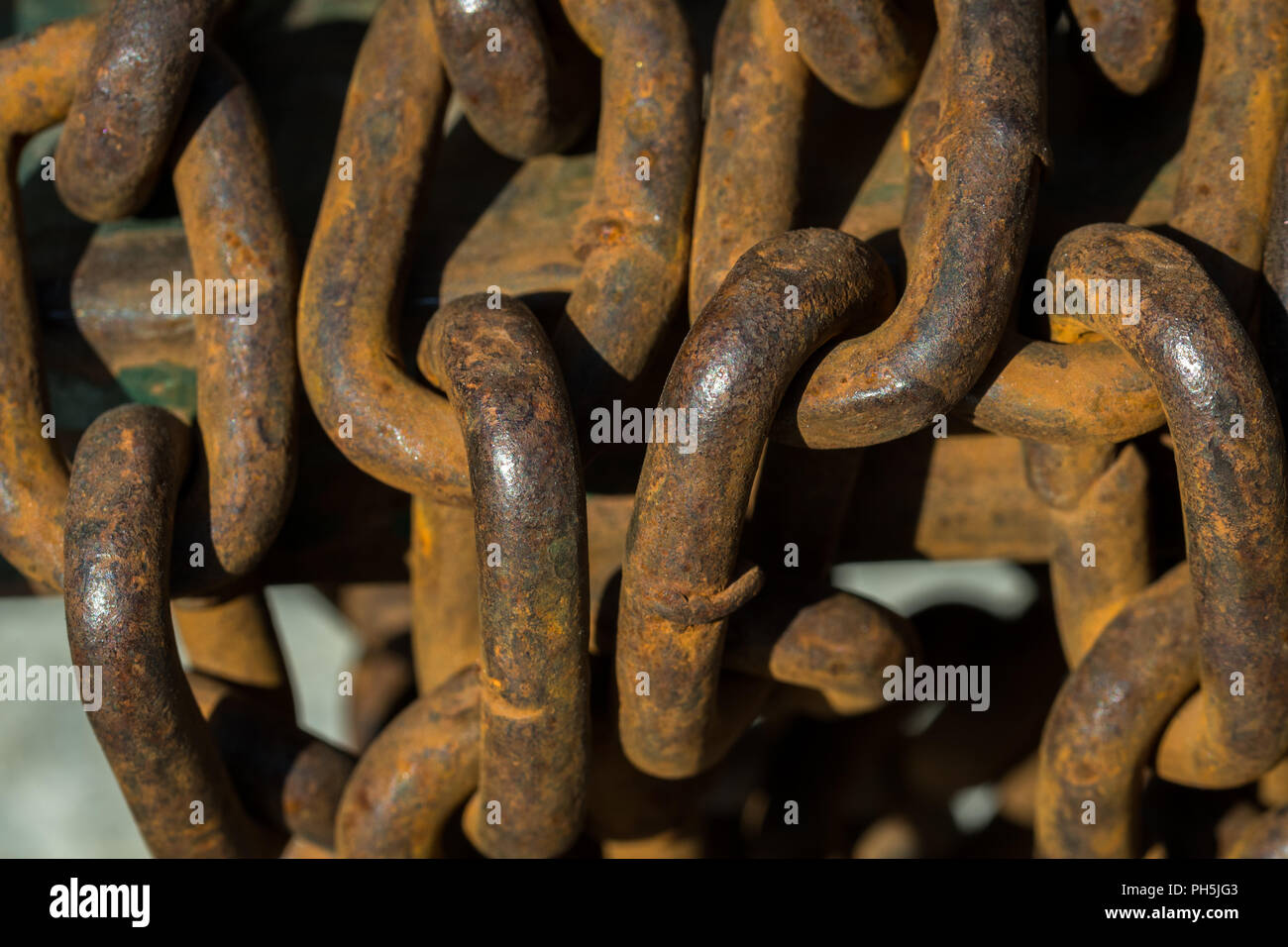 Chain elements in colors hi-res stock photography and images - Alamy