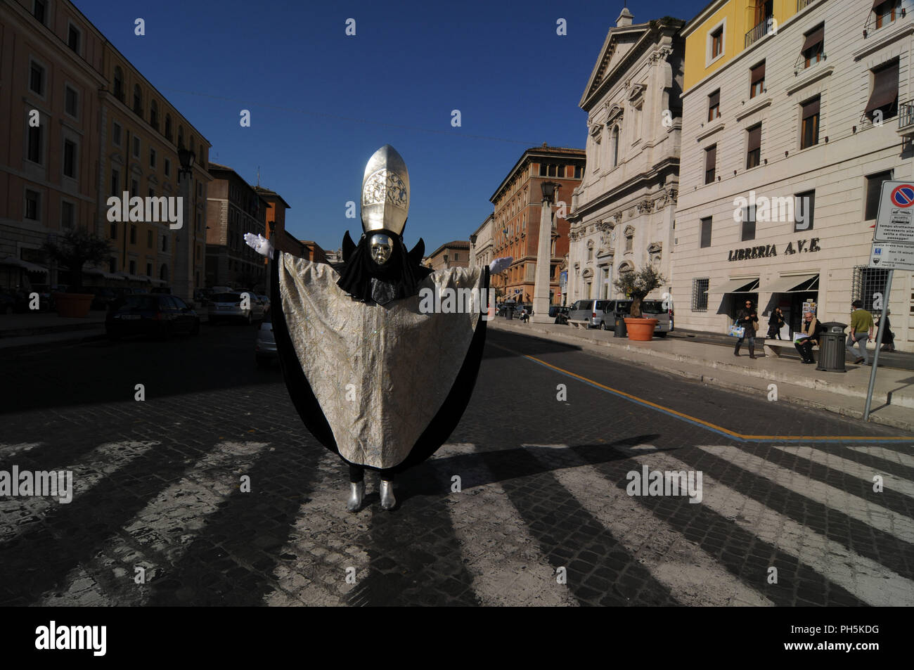 actor performs the pope on the street leading to vatican in Rome Stock ...