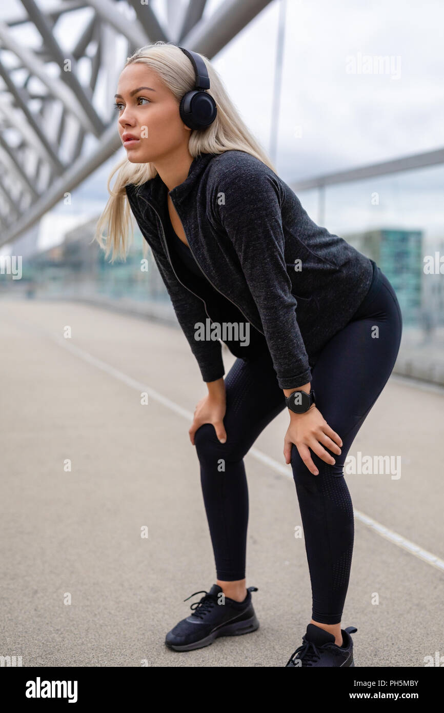 Knee knees leaning looking hi-res stock photography and images - Alamy