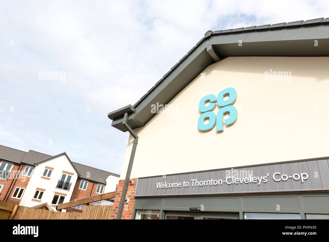 Co op store exterior hi-res stock photography and images - Alamy