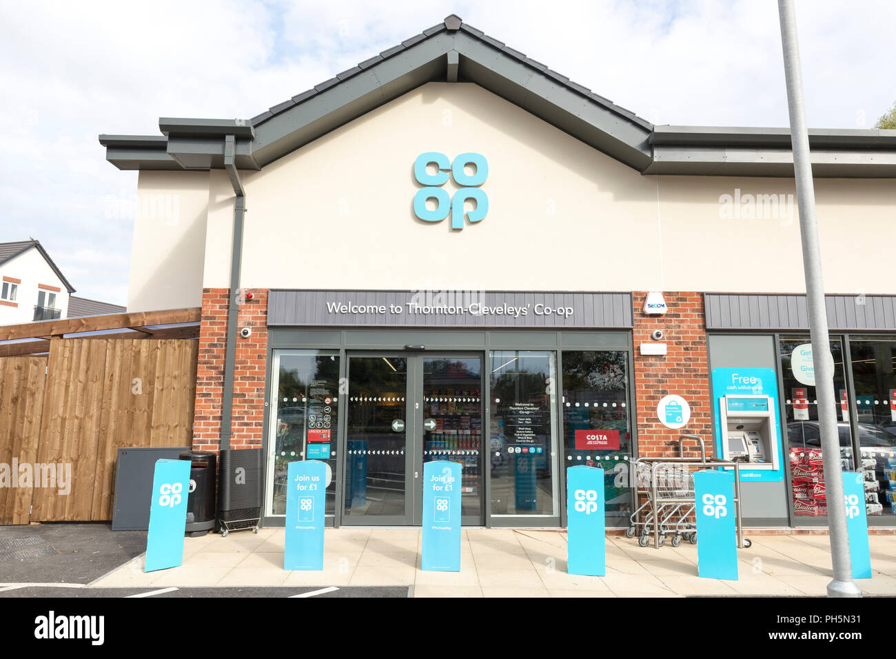 Co op store exterior hi-res stock photography and images - Alamy
