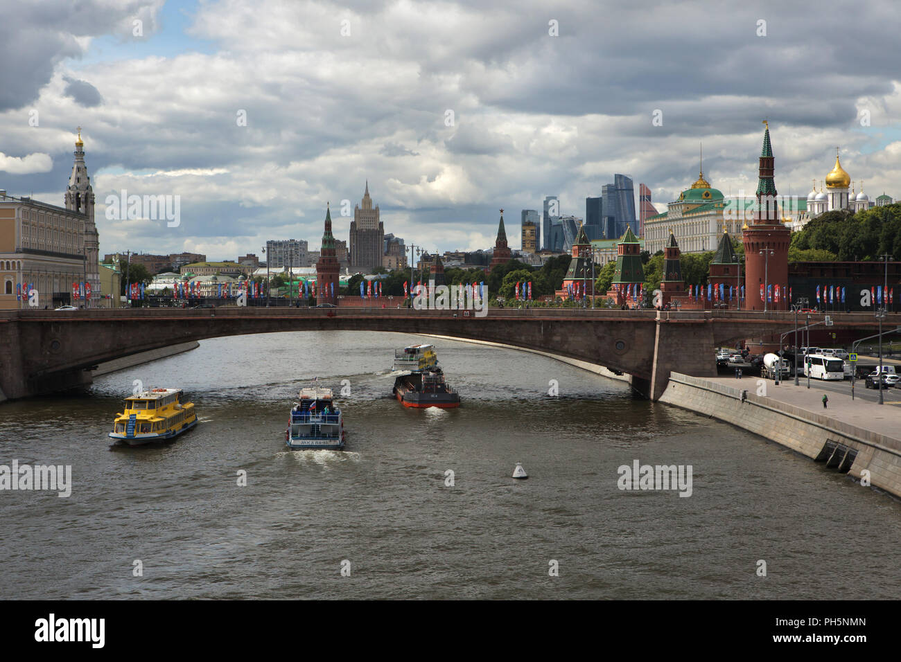 Moscow Kremlin and the Bolshoy Moskvoretsky Bridge over the Moskva ...