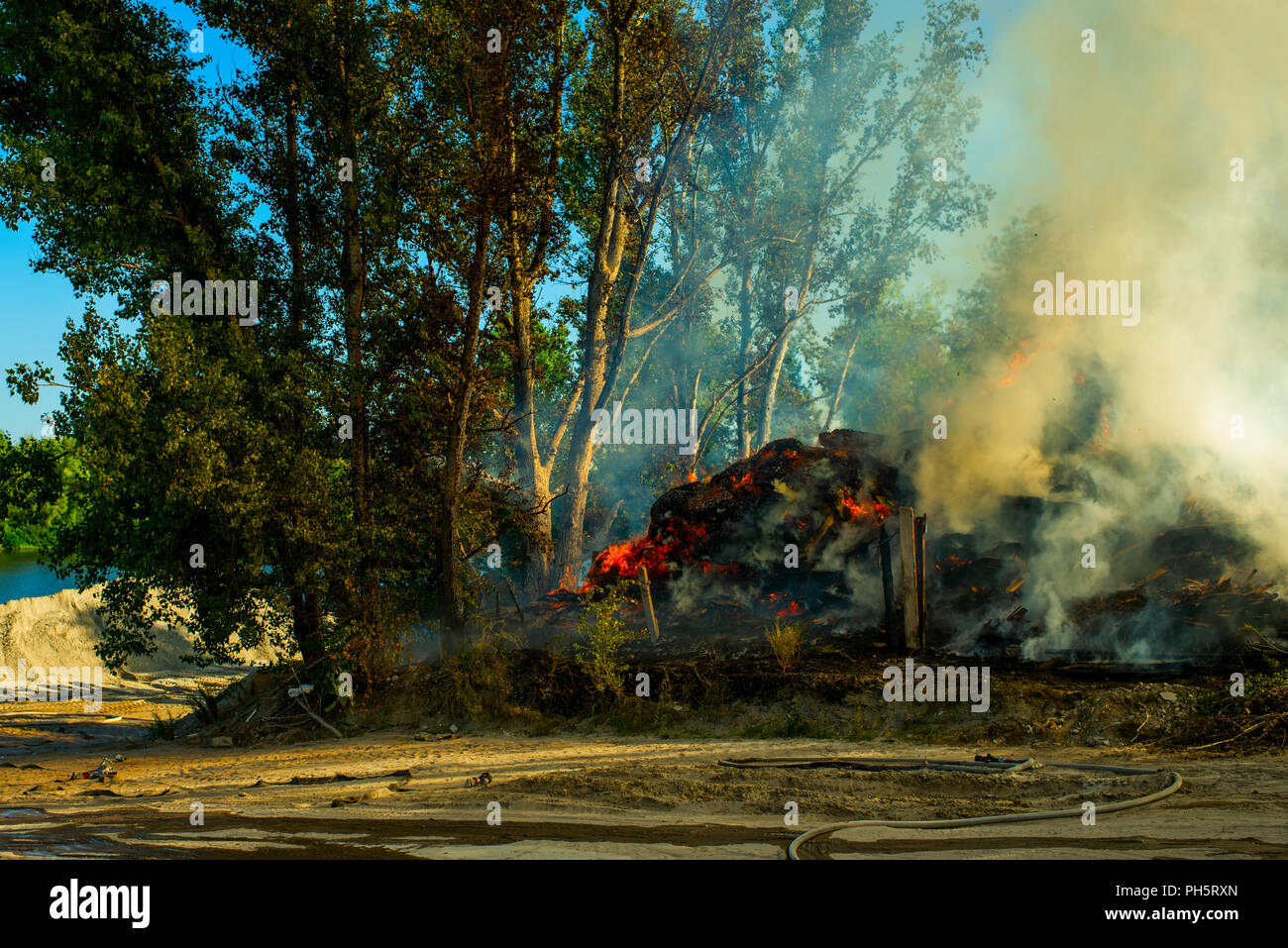 Campfire night in hawaii hi-res stock photography and images - Alamy
