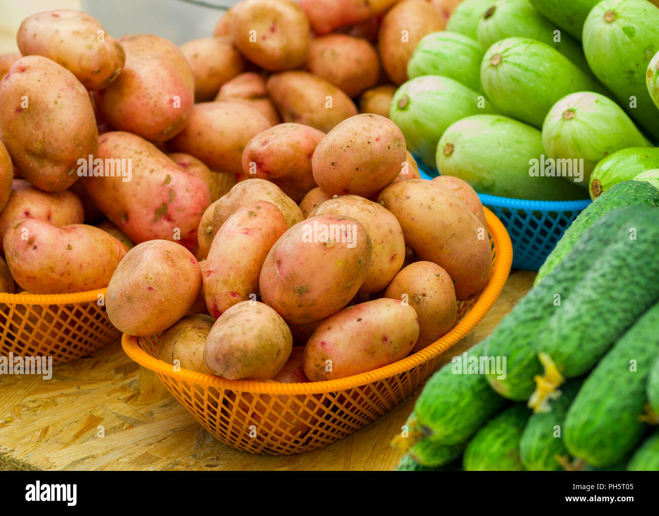 Fresh potatoes on counter hi-res stock photography and images - Alamy
