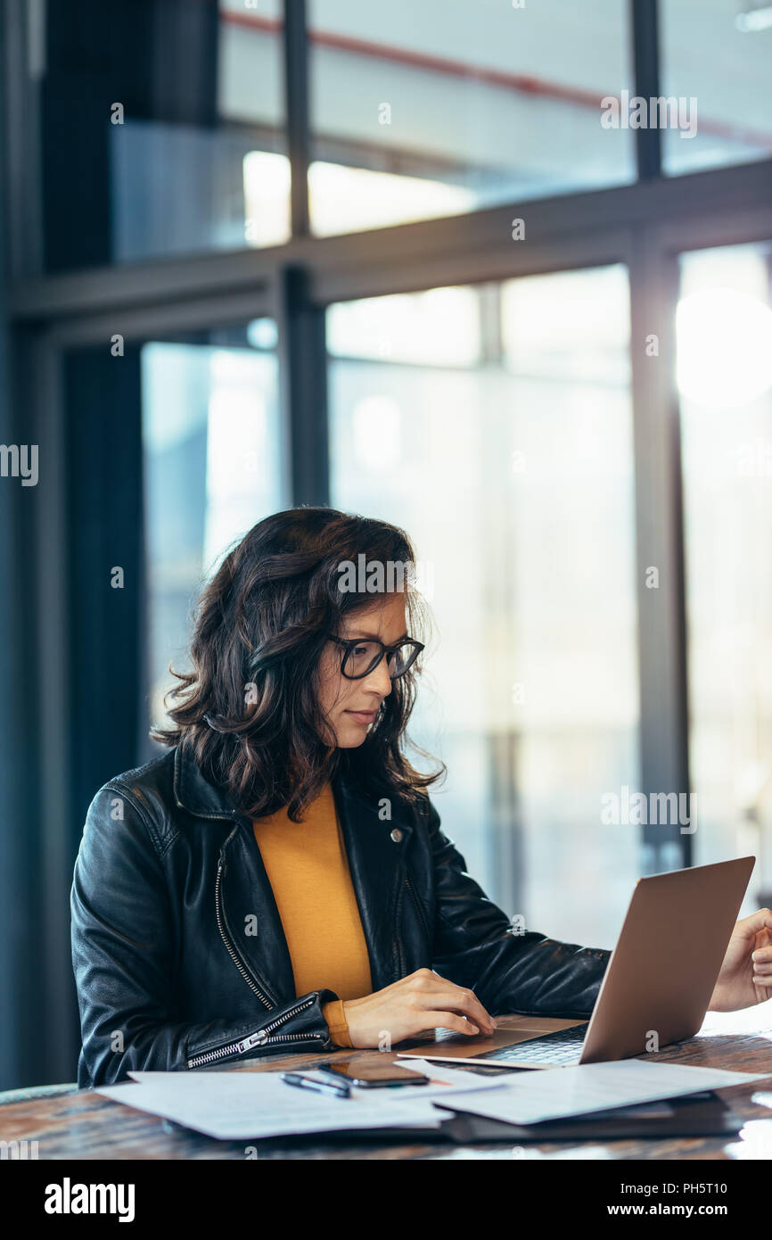 Business woman vertical hi-res stock photography and images - Alamy