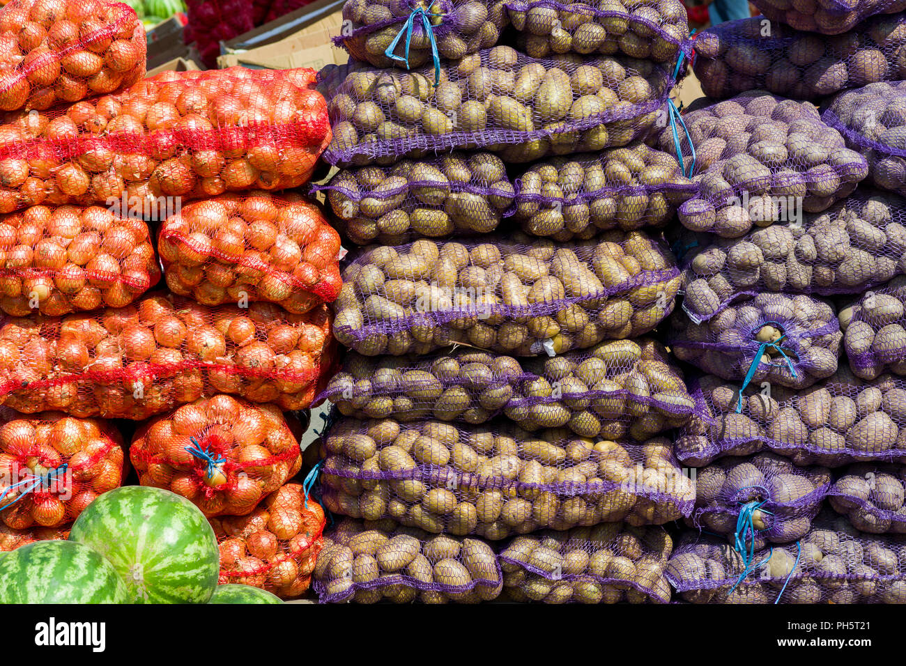 White sack bag of onions hi-res stock photography and images - Alamy