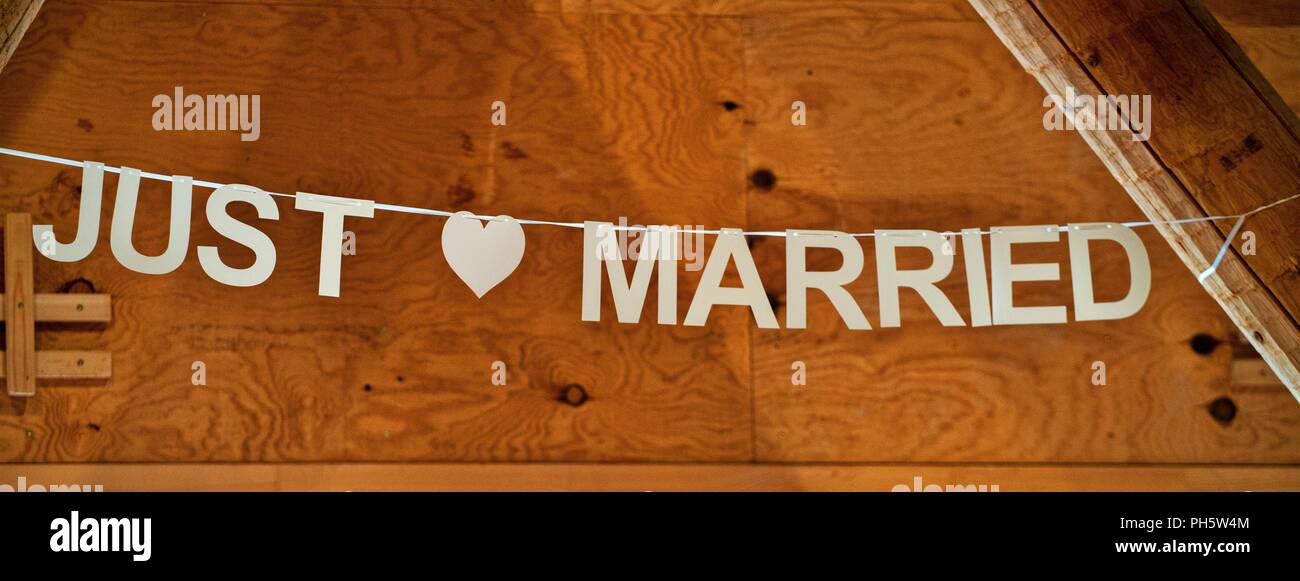 just married lettering decoration, wooden wall as background Stock ...
