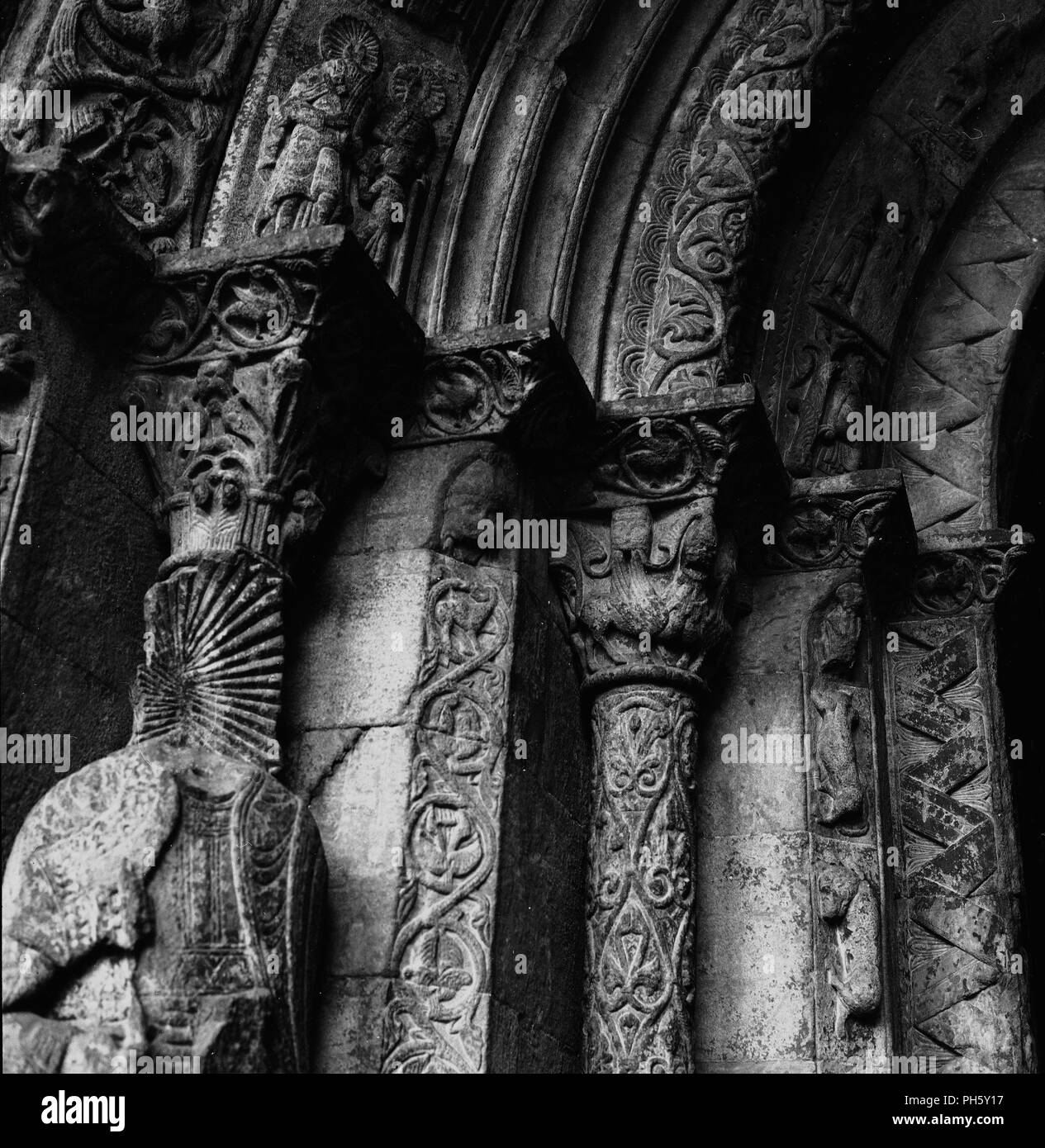 DETALLE DE LA PORTADA DE SANTA MARIA DE RIPOLL - ROMANICO CATALAN ...