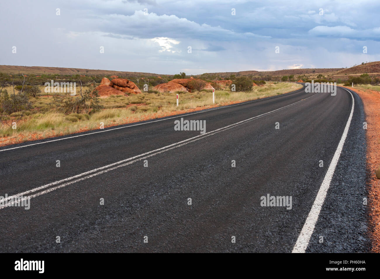 Empty asphalt road through Australian outback. Central Australia Stock ...