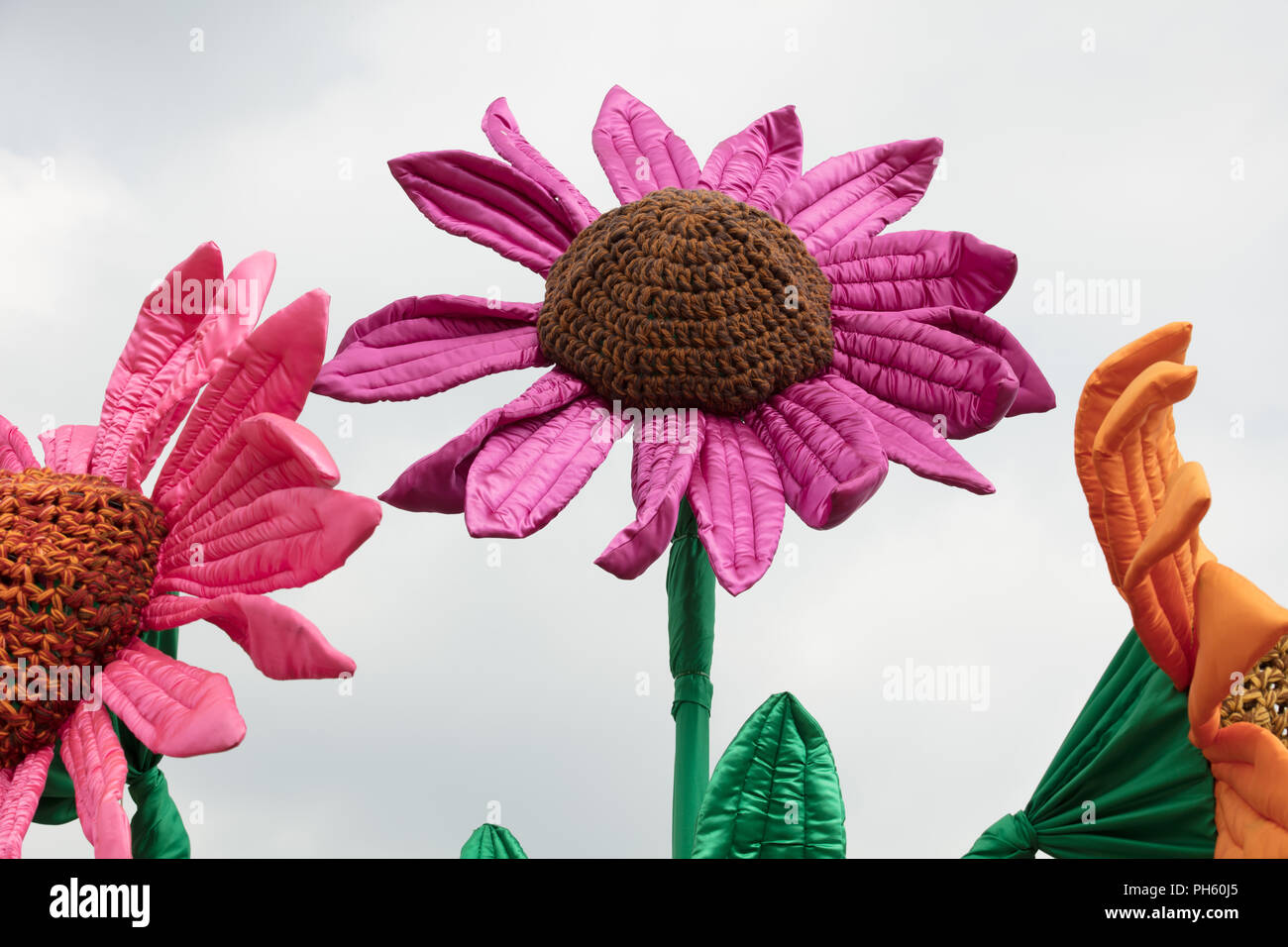 Flowers made of textiles and fibres, using crocheting and sowing ...