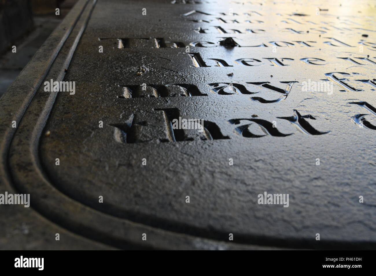 Wet gravestone hi-res stock photography and images - Alamy
