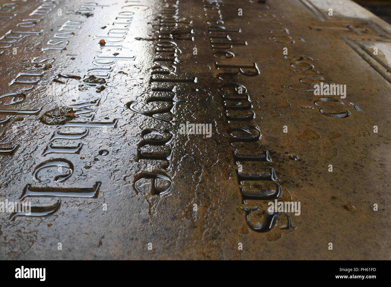 Wet gravestone hi-res stock photography and images - Alamy