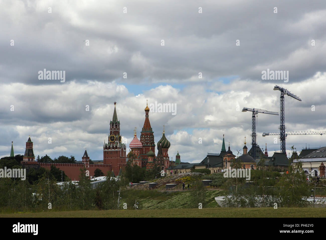 St basils cathedral construction cranes hi-res stock photography and ...