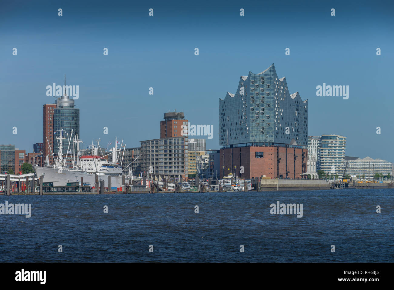 Museumsschiff "Cap San Diego", Elbphilharmonie, Hafencity, Hamburg ...
