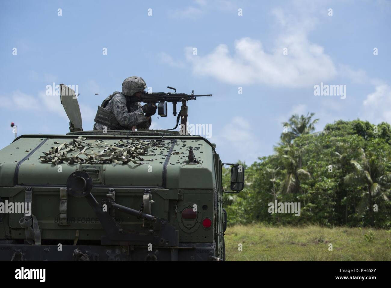 Soldier fires m249 machine hi-res stock photography and images - Alamy