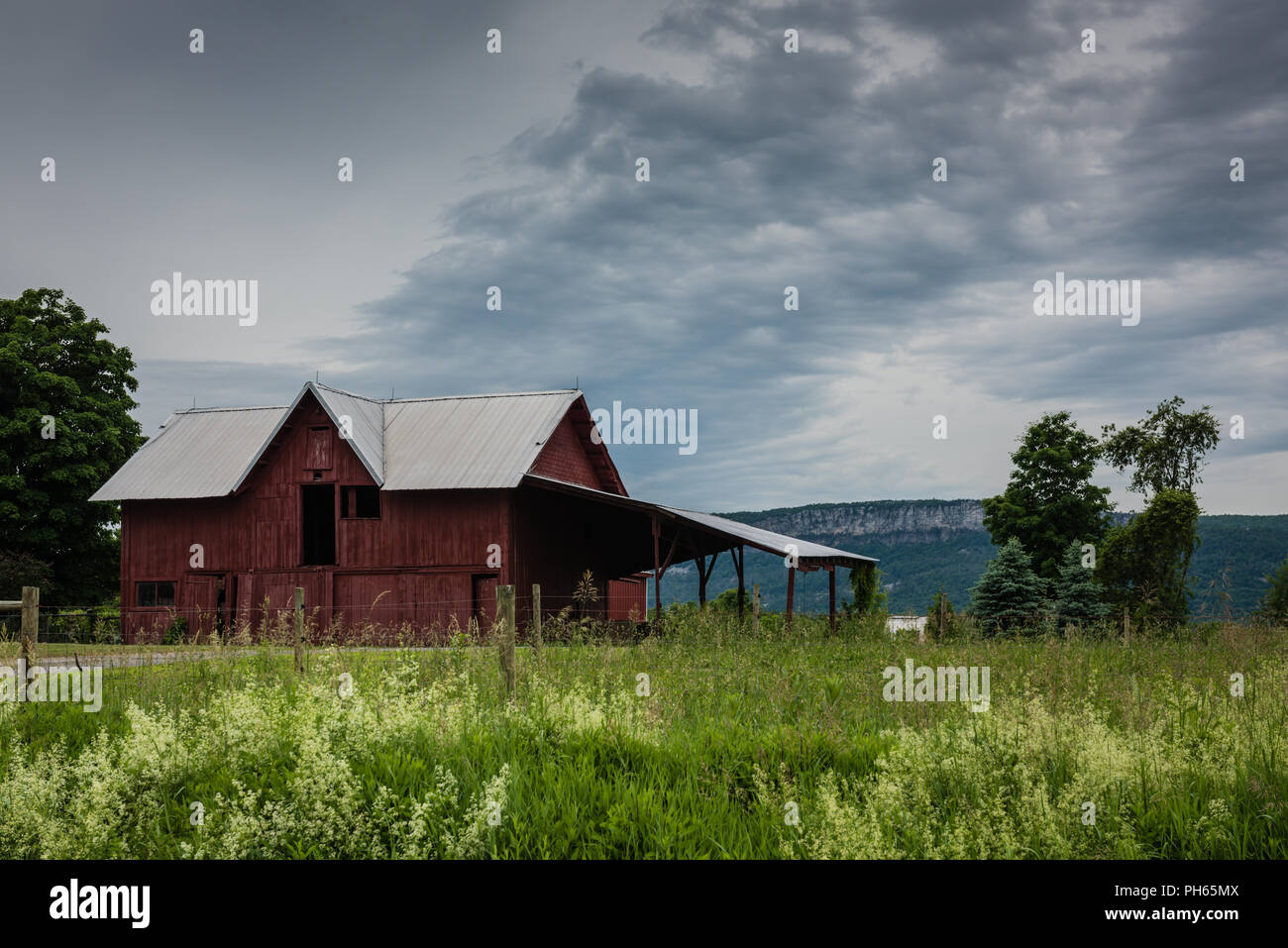 Red barn storm clouds hi-res stock photography and images - Alamy