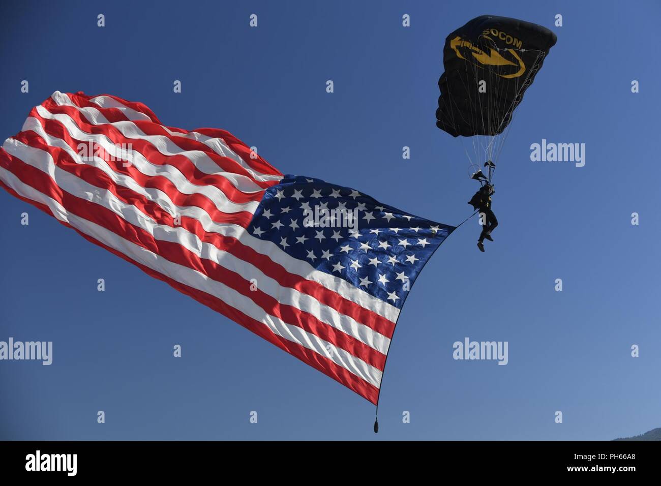 Commando parachute hi-res stock photography and images - Alamy