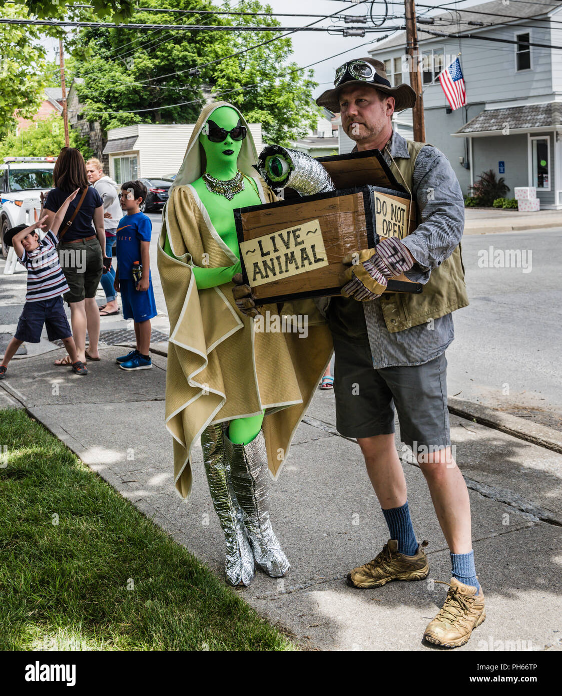Alien costume hi-res stock photography and images - Alamy