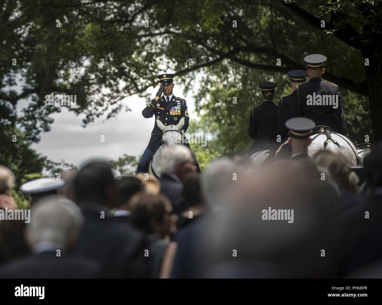 Family, colleagues and miitary service members render honors to the ...