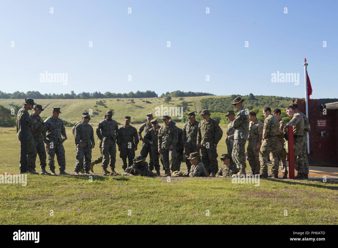 U.S. Marines with Echo Battery, 2nd Battalion, 10th Marine Regiment ...