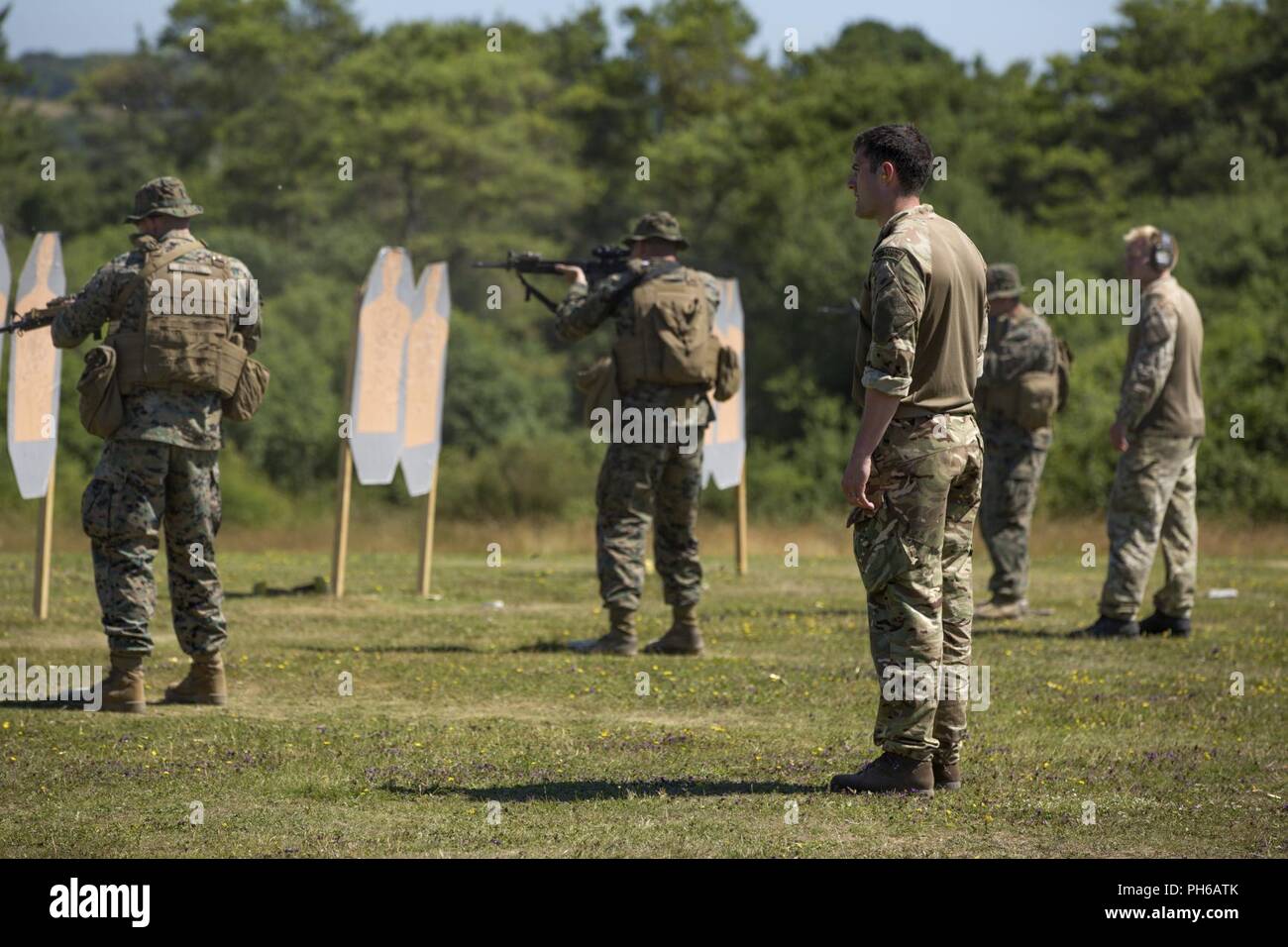 U.S. Marines with Echo Battery, 2nd Battalion, 10th Marine Regiment ...